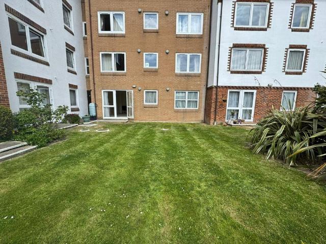1 bedroom ground flat for sale