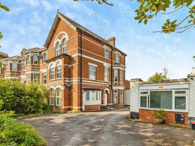 1 bedroom ground flat for sale
