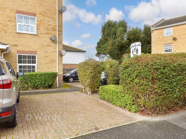 1 bedroom ground flat for sale