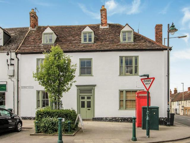 1 bedroom ground flat for sale
