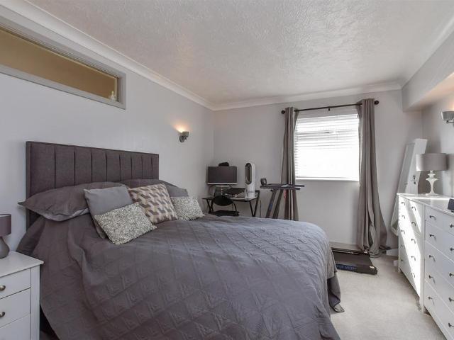 1 bedroom ground flat for sale