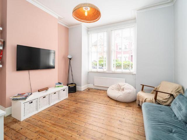 1 bedroom ground flat for sale