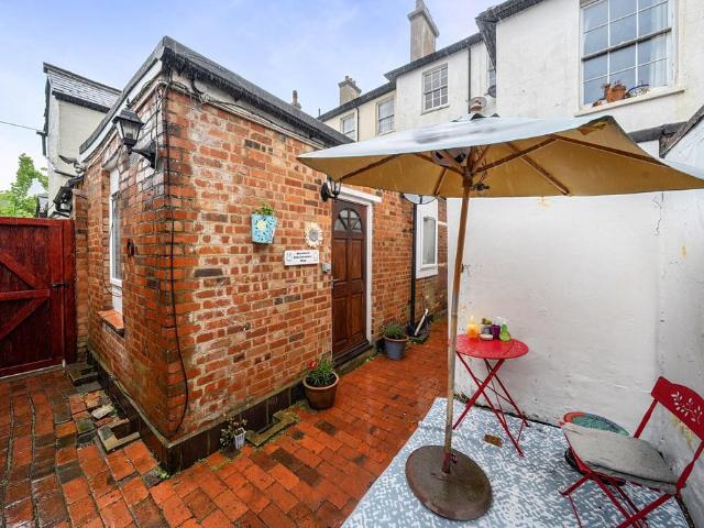 1 bedroom ground flat for sale