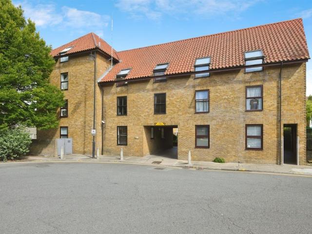 1 bedroom ground flat for sale