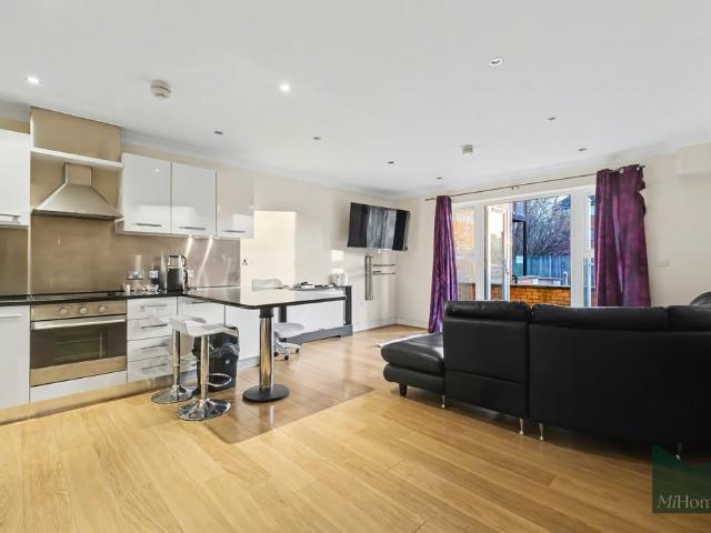 1 bedroom ground flat for sale