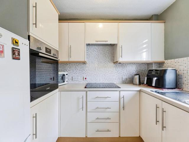 1 bedroom ground flat for sale