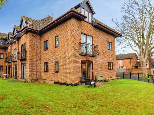 1 bedroom ground flat for sale
