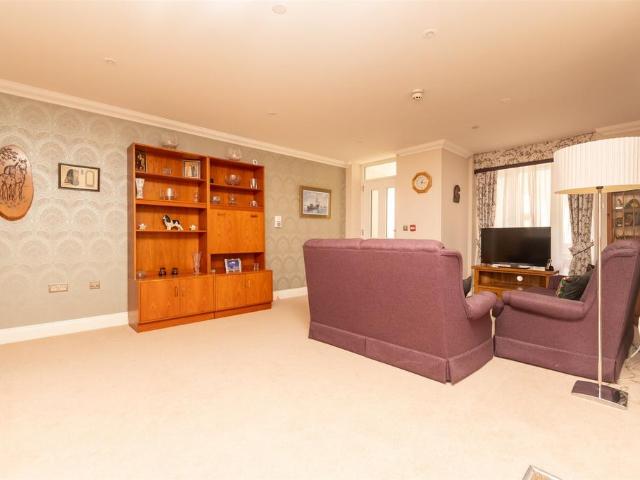 1 bedroom ground flat for sale