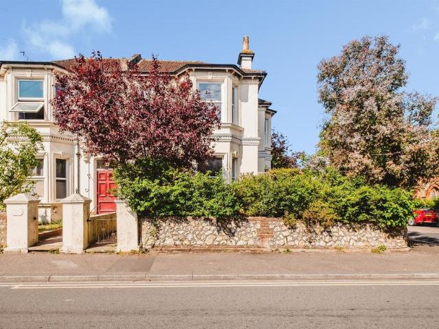 1 bedroom ground flat for sale
