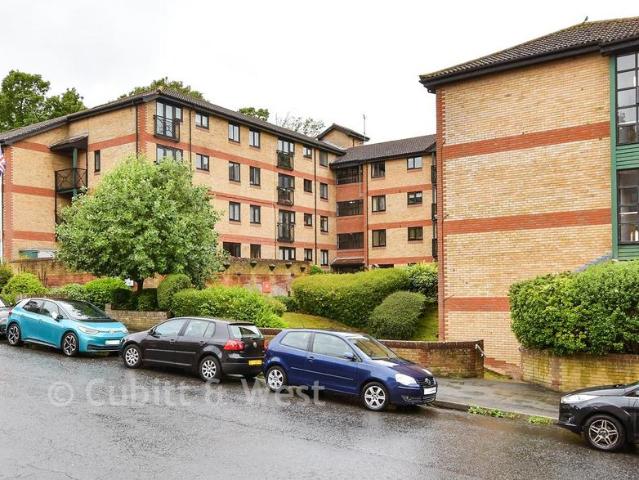 1 bedroom ground flat for sale
