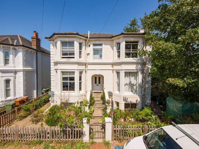 1 bedroom ground flat for sale