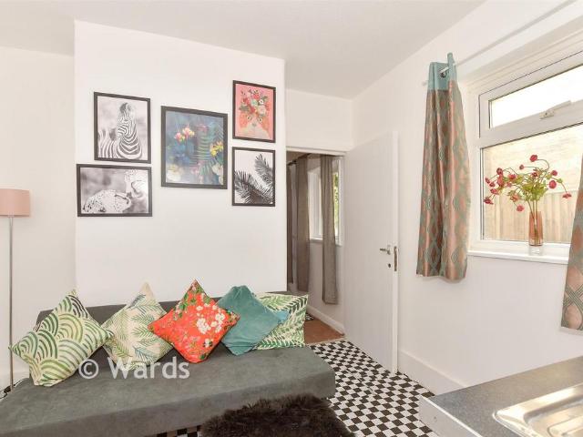 1 bedroom ground flat for sale