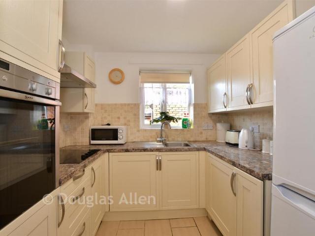 1 bedroom ground flat for sale