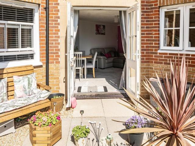 1 bedroom ground flat for sale