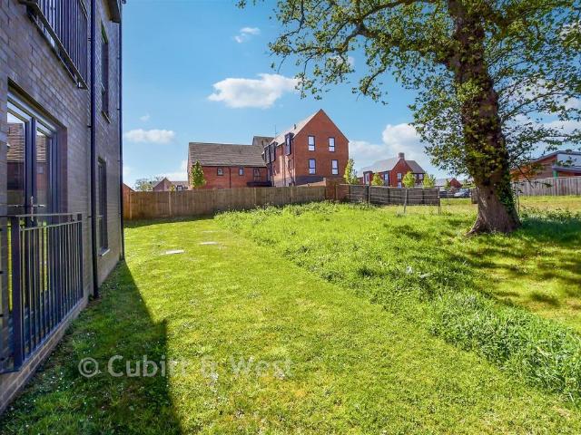 1 bedroom ground flat for sale