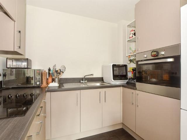 1 bedroom ground flat for sale