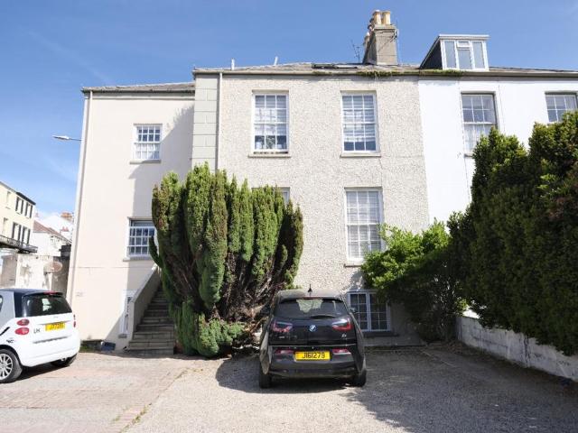 1 bedroom ground flat for sale