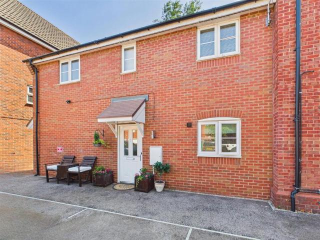 1 bedroom ground flat for sale