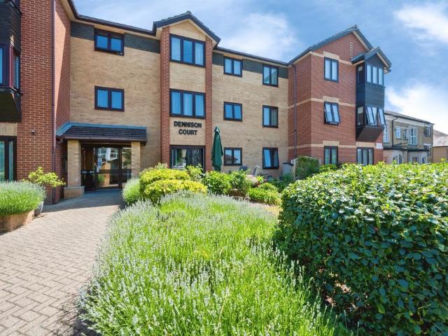 1 bedroom ground flat for sale