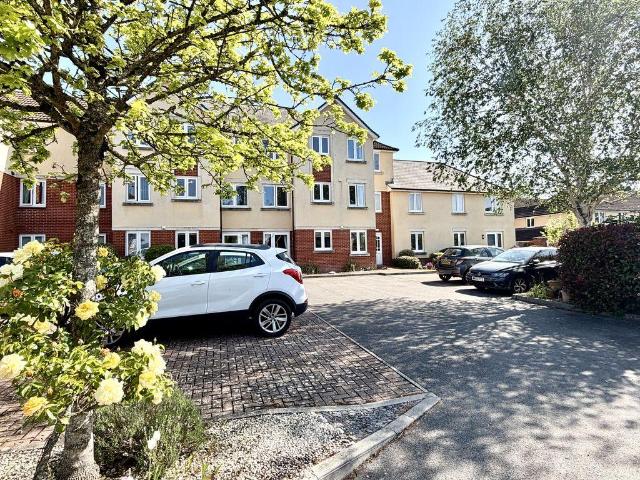 1 bedroom ground flat for sale