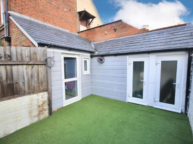 1 bedroom ground flat for sale