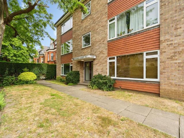 1 bedroom ground flat for sale