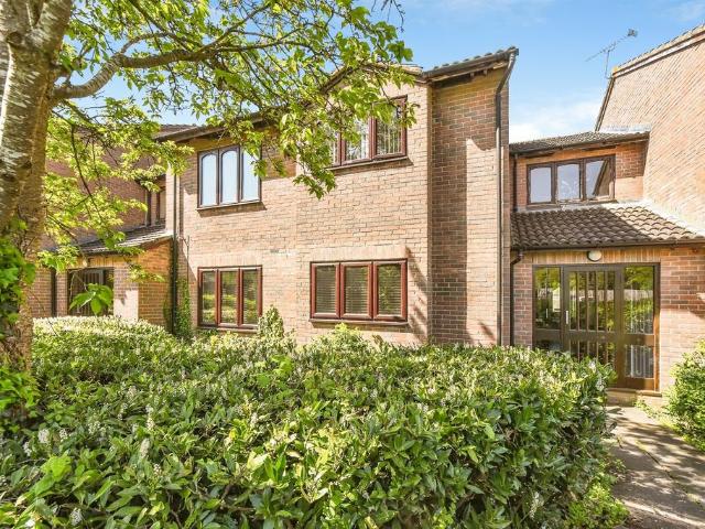 1 bedroom ground flat for sale