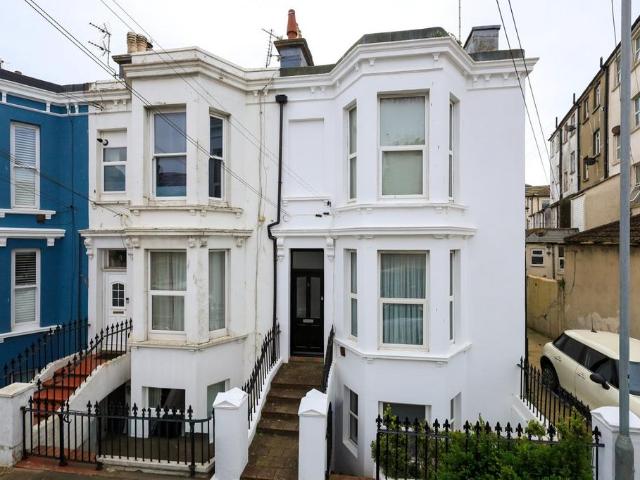 1 bedroom ground flat for sale