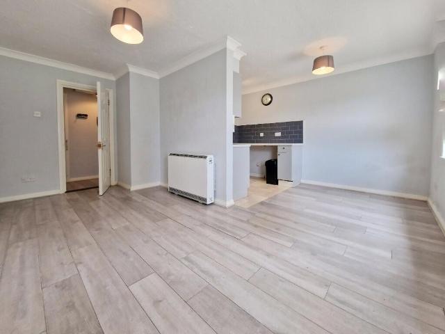 1 bedroom ground flat for sale