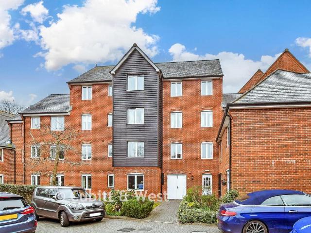 1 bedroom ground flat for sale