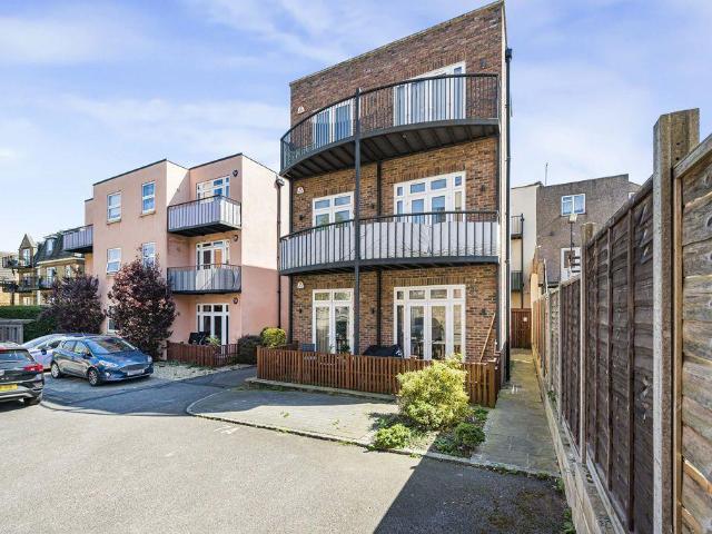 1 bedroom ground flat for sale