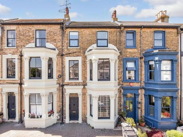 1 bedroom ground flat for sale
