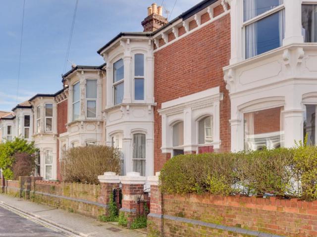 1 bedroom ground flat for sale
