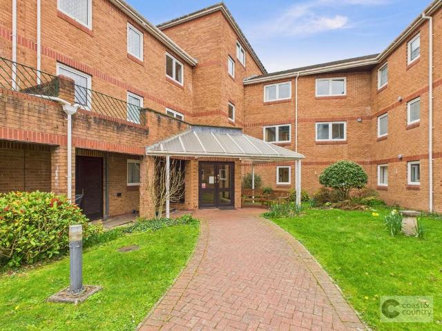 1 bedroom ground flat for sale