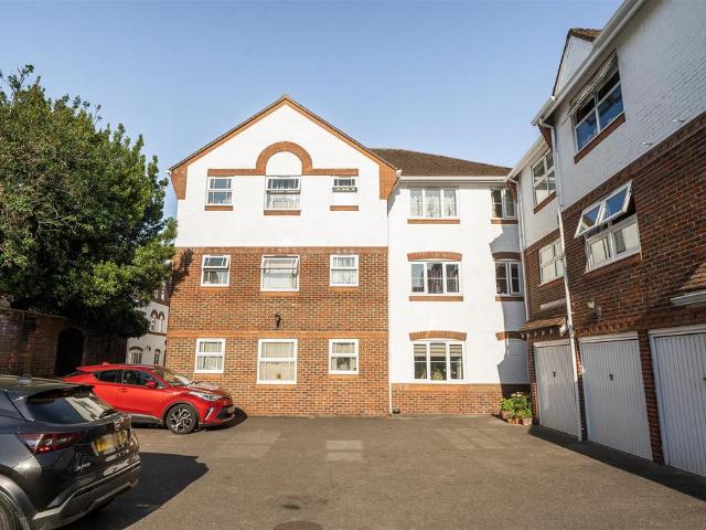 1 bedroom ground flat to rent