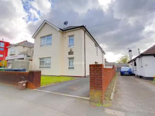 1 bedroom ground floor maisonette for rent in Caedelyn Court.