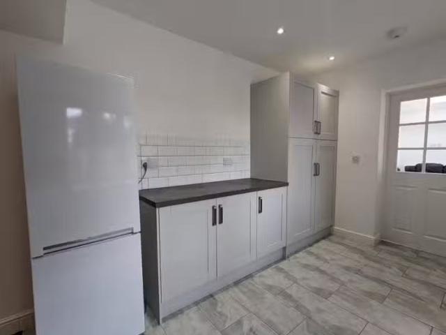 1 bedroom ground floor maisonette for rent in Longmore Road, S.