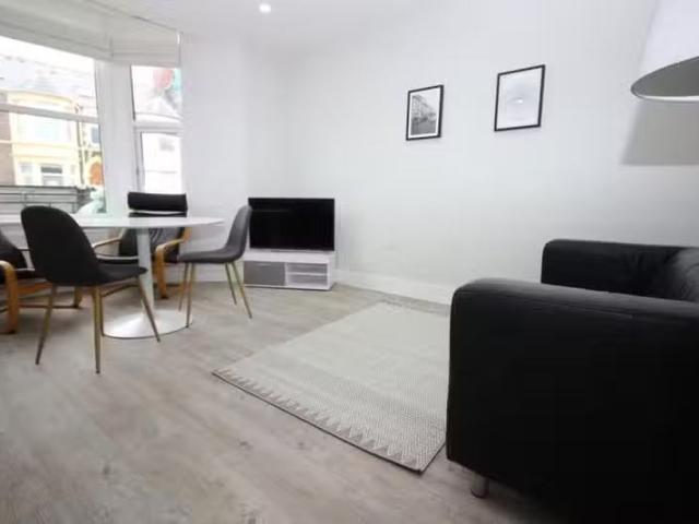 1 bedroom ground floor flat for rent in Colum Road Flat 1, Cat.