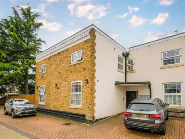 1 bedroom ground floor flat for rent in Glebelands Court, Glebelands Avenue, South Woodford, Redbridge, London, E18