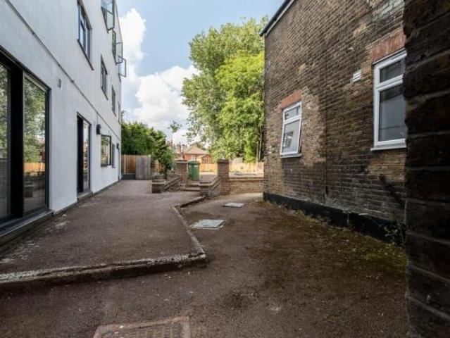 1 bedroom ground floor flat for rent in Flat 7 Gerard Court, NW2