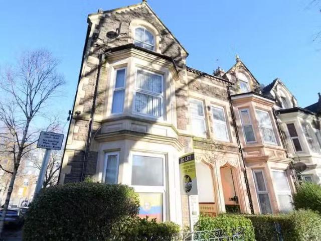 1 bedroom ground floor flat for rent in Howard Gardens, Cardif.