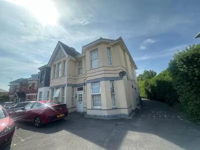 1 bedroom ground floor flat for rent in Holdenhurst Road, Bour.