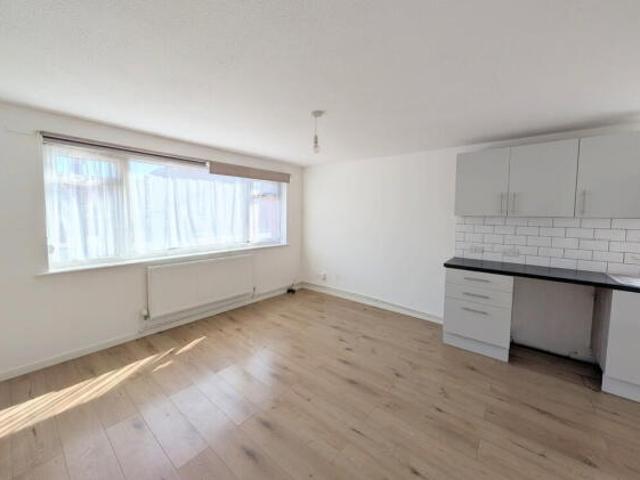 1 bedroom ground floor flat for rent in Hamilton House, Clive Road, PO1