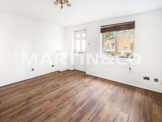 1 bedroom ground floor flat for rent in Osprey Close, Wanstead, E11
