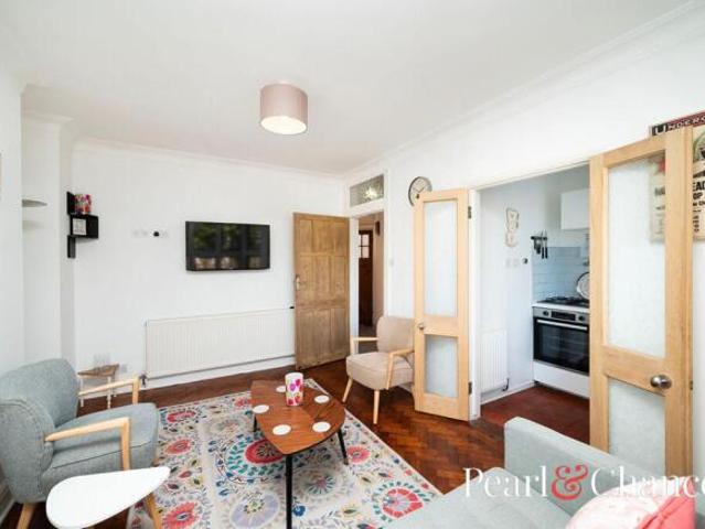 1 bedroom ground floor flat for rent in Meadway Court, Hampstead Garden Suburb, NW11