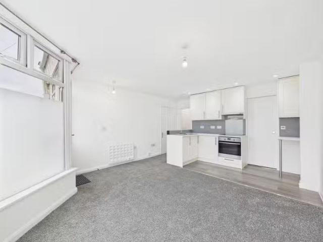 1 bedroom ground floor flat for rent in St. Aubyns Road, Ports.