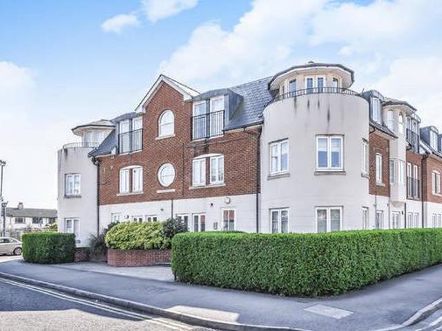 1 bedroom ground floor flat for rent in Station Road Egham TW20