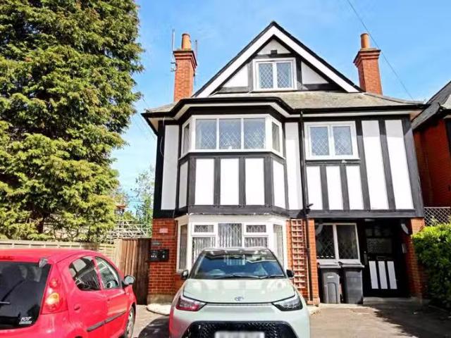 1 bedroom ground floor flat for rent in R L Stevenson Avenue.