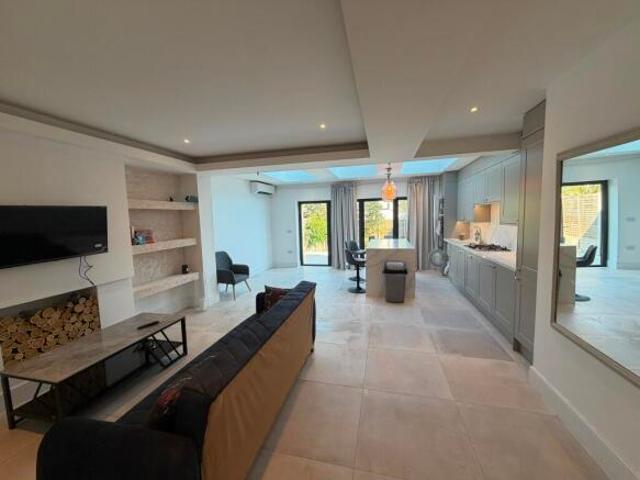 1 bedroom ground floor flat for rent in Whitton Road, London, TW2