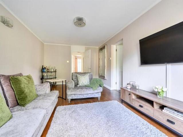 1 bedroom ground floor flat for sale in Crofton Way, Enfield, EN2